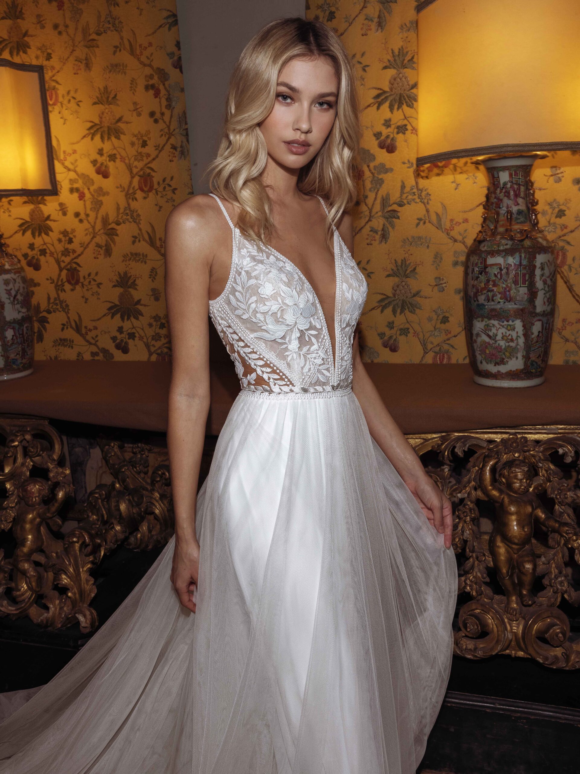 REIGN | A-line dress with stunning lace details | Modeca